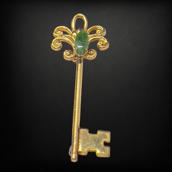 Vintage | Jewelry | Vintage Hallmarked Carlart Inc 2k Gf Jade Key Fleurdelis Shape Brooch | Poshmark